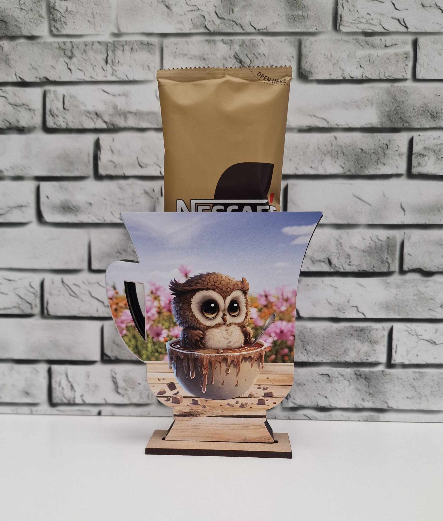 vinyl and white mdf sachet holding mug, holds hot chocolate sachet